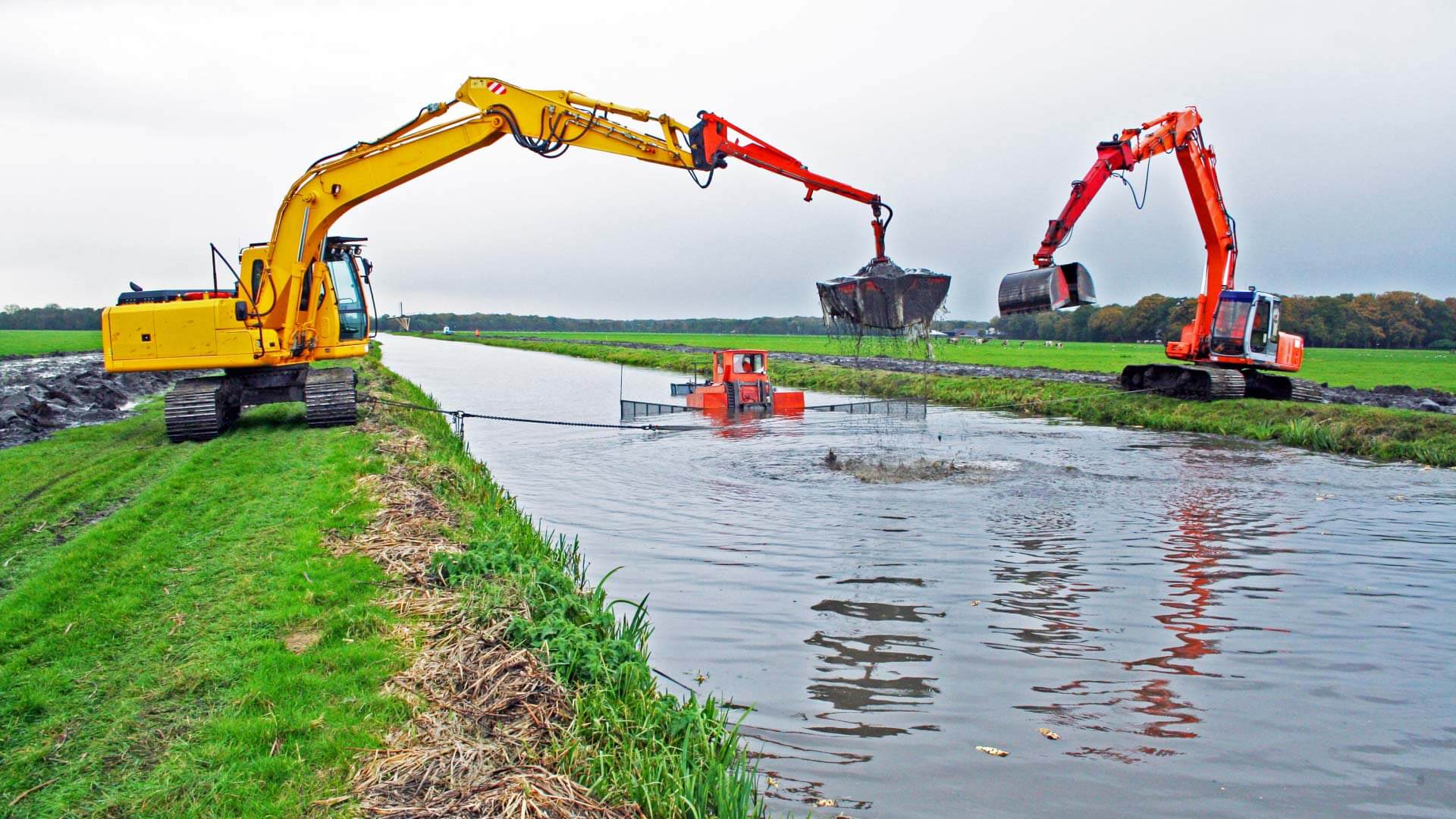 Hydraulic vs. Mechanical Dredging Equipment